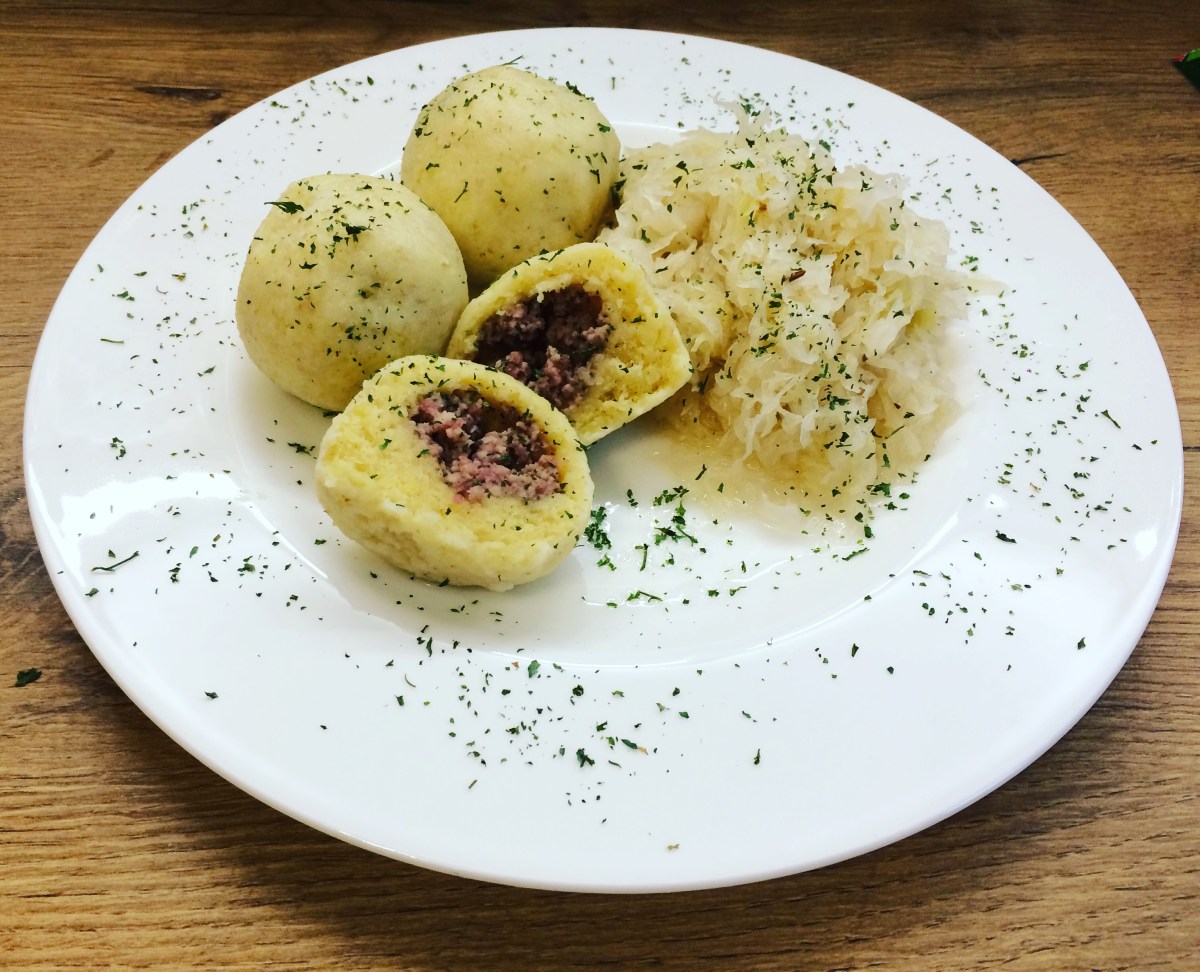 Leckere Hascheeknödel mit Sauerkraut